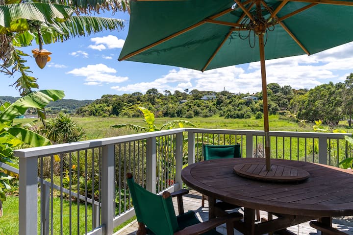 Pineapple Palace Studio: Tranquil, Central Setting - Raglan