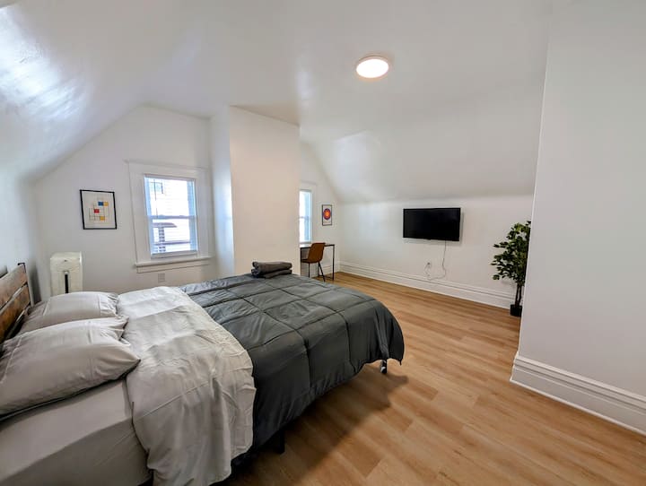 New 3 Bed/1 Bath Apt W/t Parking 3rd Floor - Pittsburgh, PA