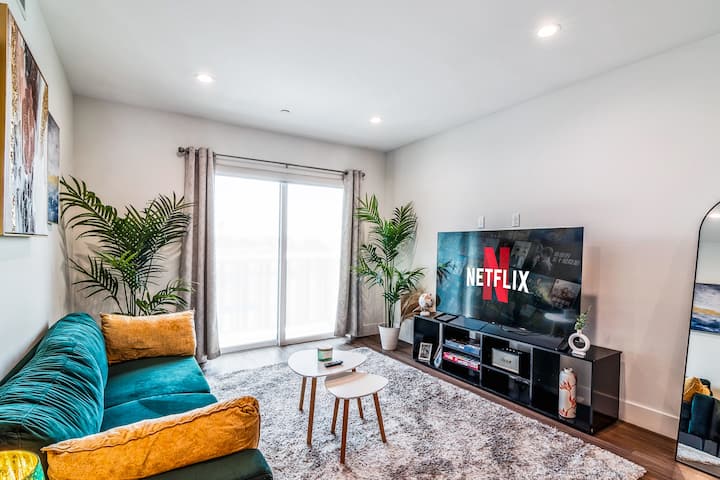 Luxury Hollywood Oasis | Parking, Gym, Laundry. - Hollywood, CA