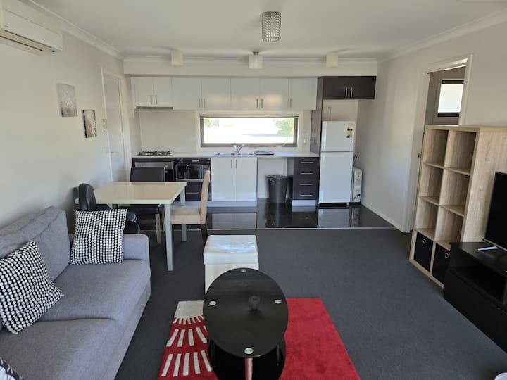 Modern 1 Bedroom Unit - Canberra