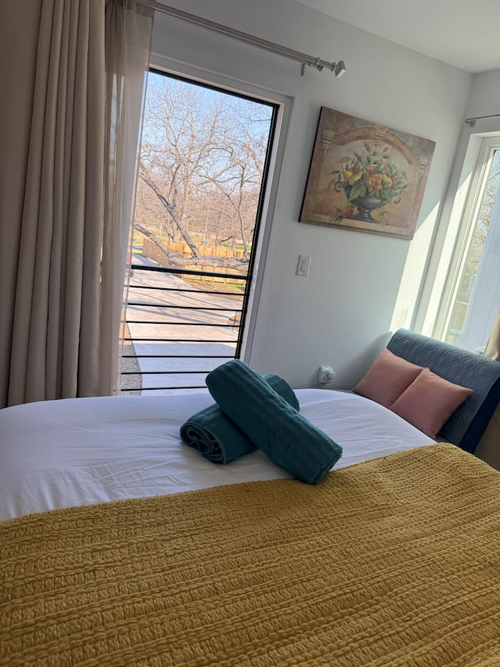 Chic, Cozy & Comfort Modern Room - Austin, TX