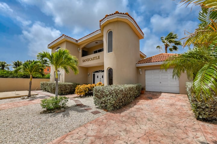 Great Location, Close To Beaches And Nightlife - Aruba