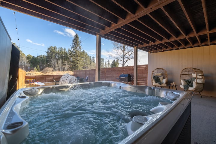 Buffalo Roam | Hot Tub + Nature In Town - Custer, SD