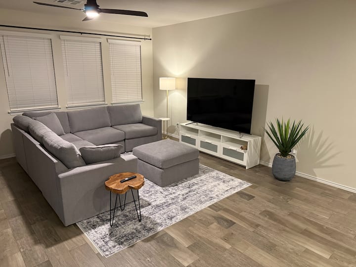 Spacious House With Dedicated Work Space - Pflugerville, TX