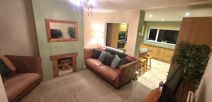 Ravenshaw House* Parking* Maidstone* 4 Bed* Garden - Maidstone