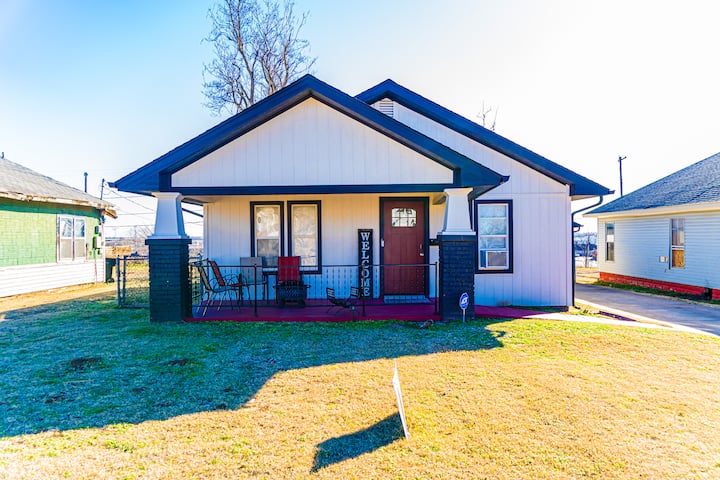 Charming Home Modern Comforts - Oklahoma