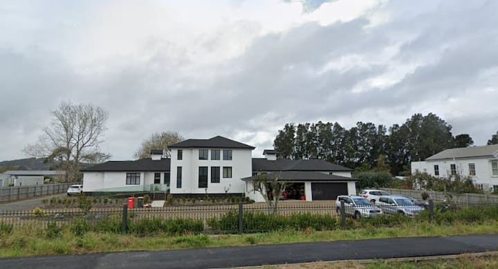 7-bed Retreat: Hot Springs & Fun - Parakai
