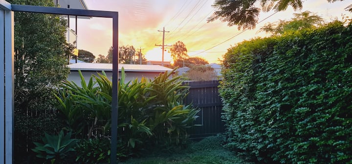 Large Room With Garden & Pool - Oxley