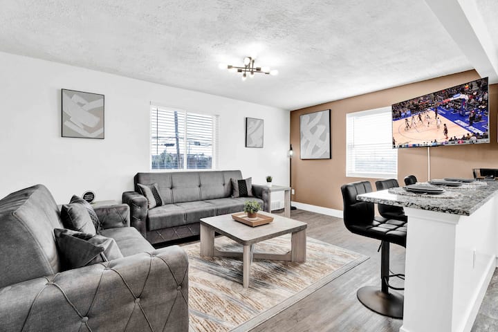 The Luxe Loft | Stylish Auburn Hills Retreat - Auburn Hills, MI