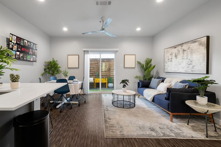 Luxury Dallas Stay + Large Private Yard! - Dallas, TX