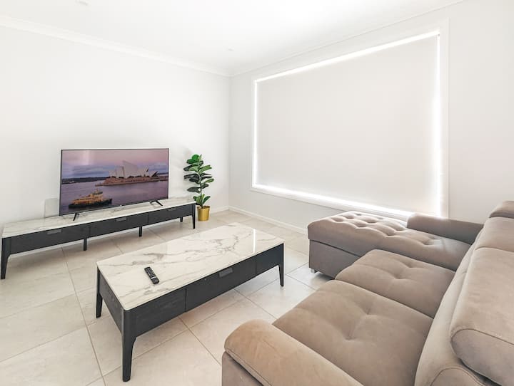 Modern Comfort | Family-friendly Home - Kingswood