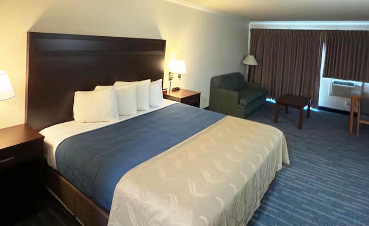 Luxury 1 King Accessible With Sofa Bed- Ocean View - Ocean Shores, WA