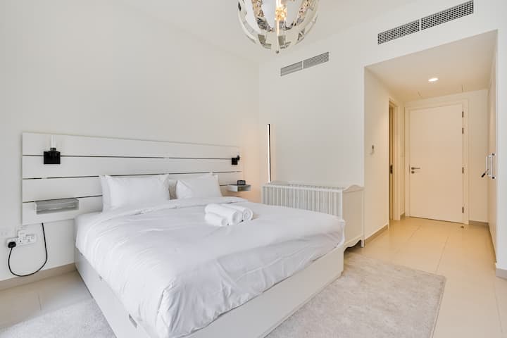 Bright & Airy 2br | Family-friendly W/ Pool & Gym - Dubai