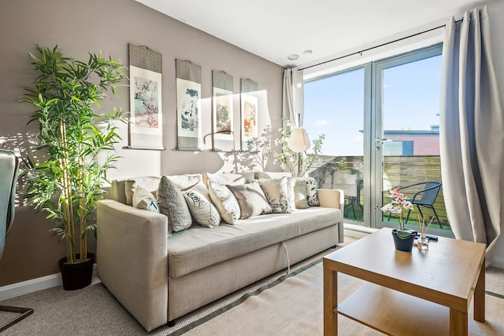 Pan Asian Retreat+ Free Park + Balcony + Netflix - 