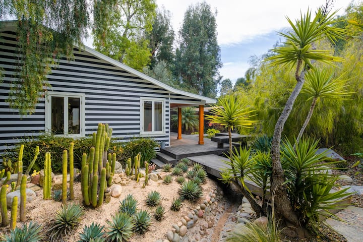 The Manalu Cottage - Calabasas, CA