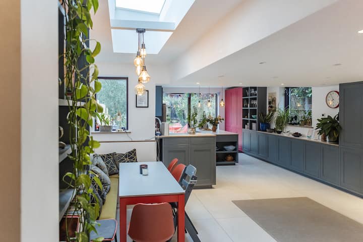 Private Room In Family Home In Buckhurst Hill - Ilford