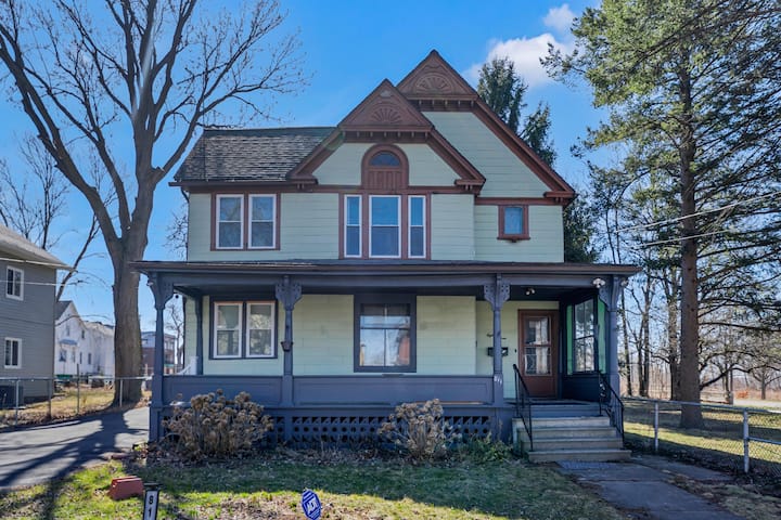 7 Beds, 2 Full Baths. Whole House For Large Group - Niagara Falls, NY
