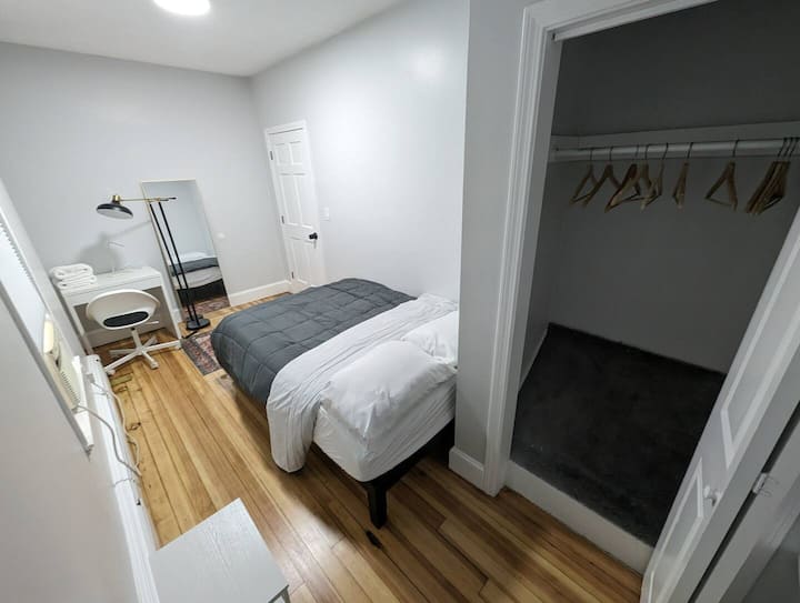 Private Bdr Near Assembly Sq T1 - Somerville, MA