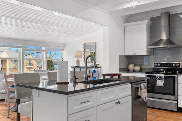 Cozy Winter Lakefront | Downtown Orion | Renovated - Lake Orion, MI