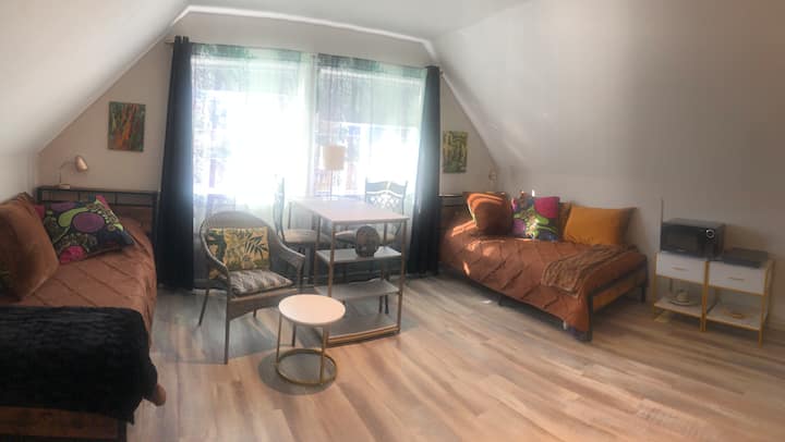 Garden Paradise Spacious Loft - Duncan