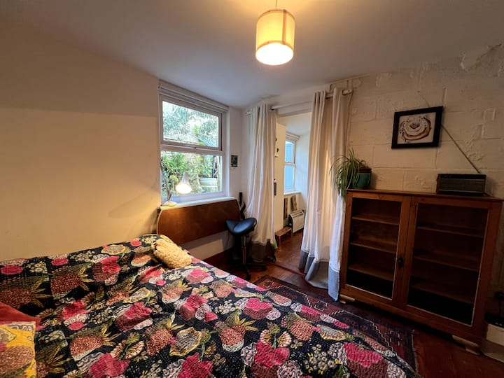 Calm, Simple Yoga Cabin - Totnes