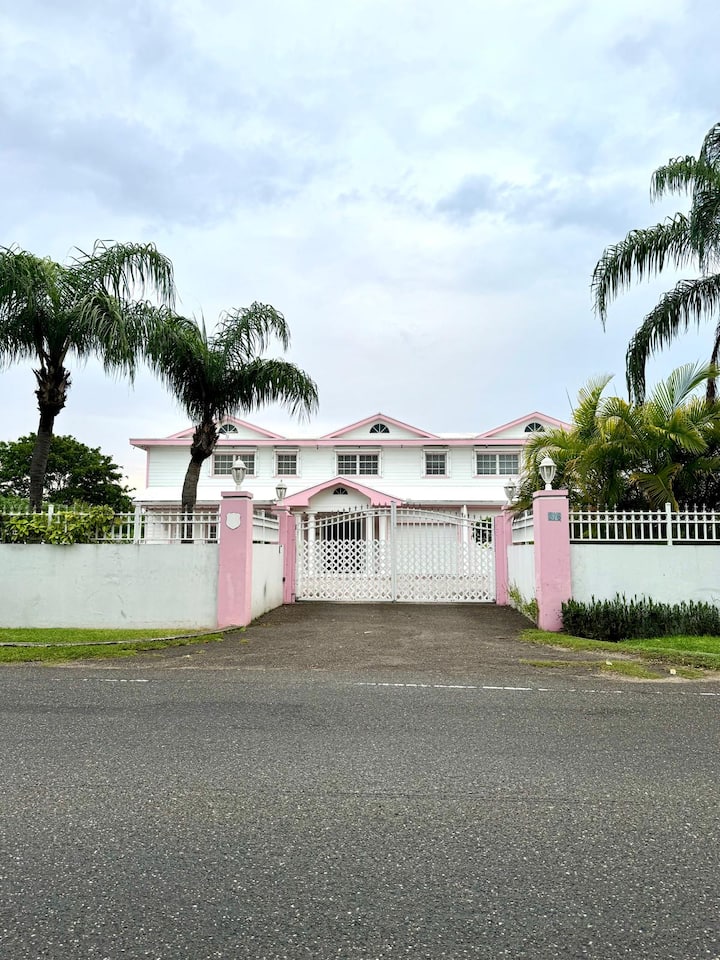 Beachfront House With Pool - Nassau