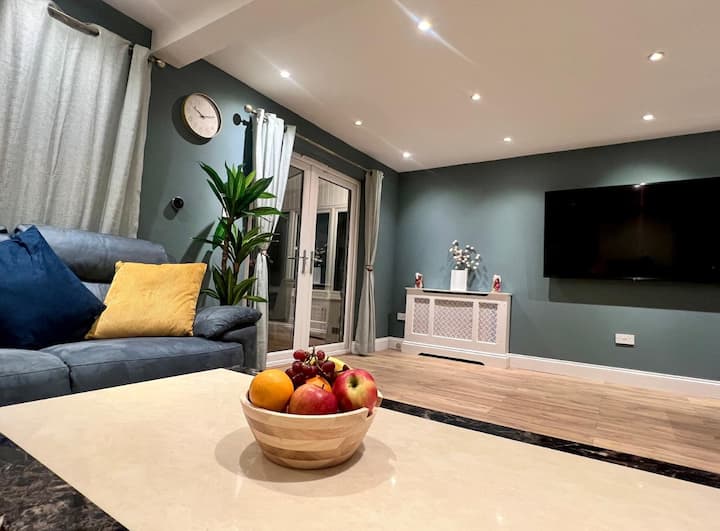 Elegant 5-bedroom Home - Hainault, Ilford - Barking
