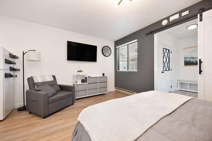 Charming Studio Apt For Professionals - Spokane, WA