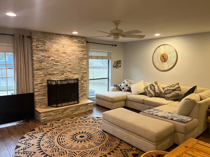 Spacious & Cozy Bedroom Near Domain & Q2 Stadium - Texas