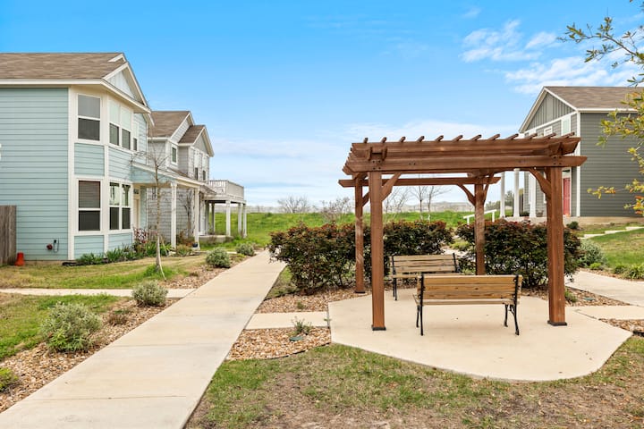 Charming 3br / 2ba Home W/ Lake Views In Kyle, Tx - Kyle, TX