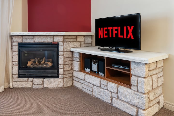 Luxury Resort Stay With Pool Jacuzzi And Balcony - Horseshoe Valley, ON