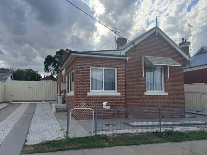Fully Furnished 3 Bedroom House. - Tamworth