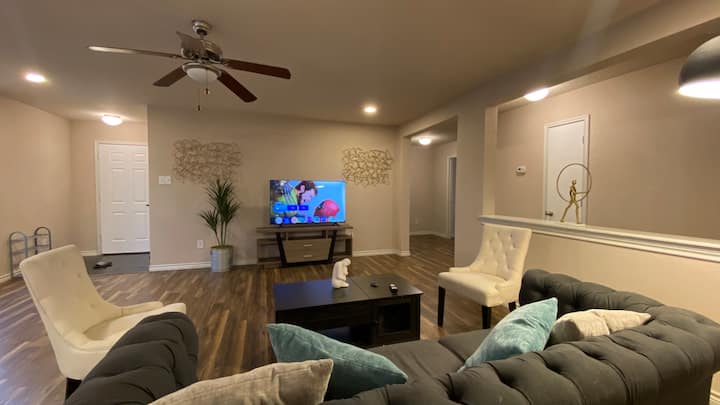 Charming Getaway-ideal Location - Grand Prairie, TX