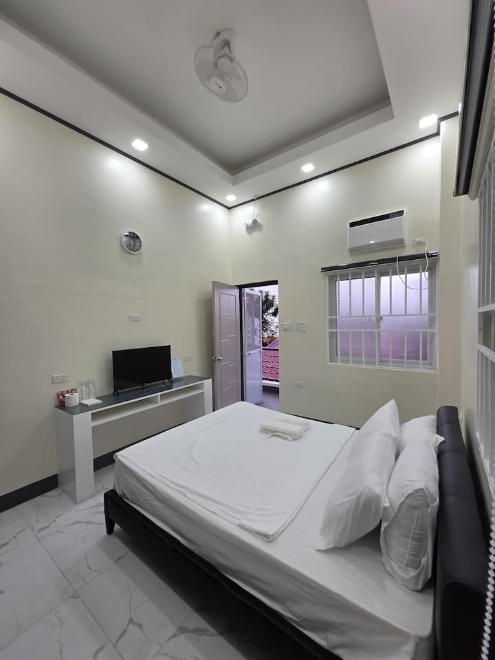 1 Br W/ Smarttv+wi-fi+parking - Tarlac City