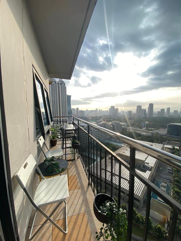 2 Br Unit With 180 Degree View In Ortigas - Marikina