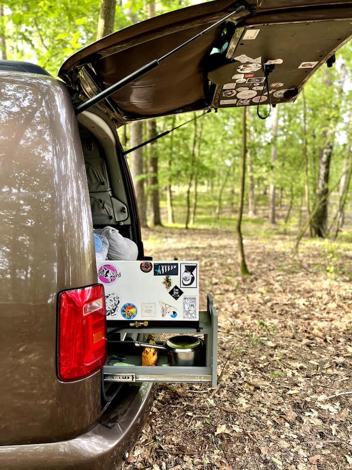Brownie Mini Camper Van - Posen
