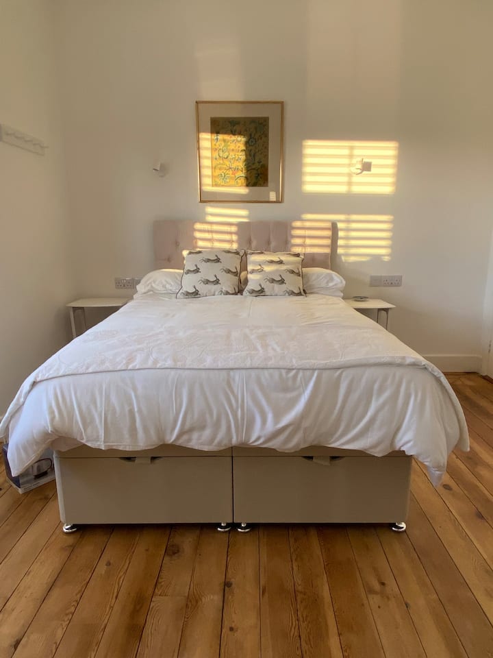 Double Bed And Shower. Great Location. - Stornoway