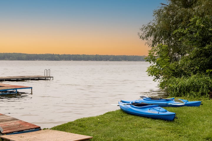 Epic 6br W/ Movie Theater + Pool + Dock Access - Wisconsin