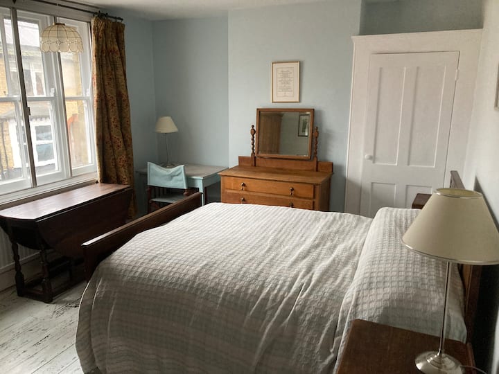 Victorian Double Bedroom - Canterbury