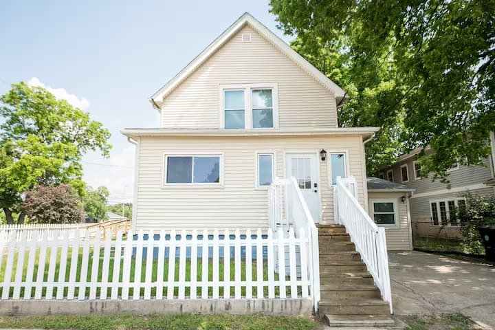 Spacious Group Home With Arcade - Urbana, IL