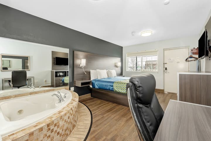 Suite Room With Jacuzzi Tub - Grove City, OH