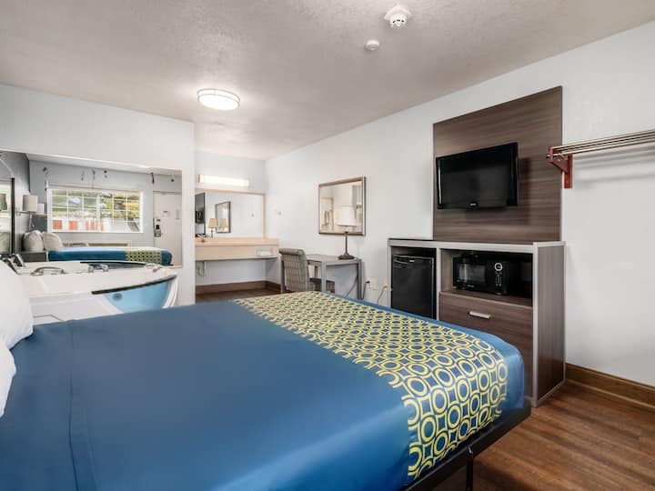 Smoking Jacuzzi Suite Room - Grove City, OH