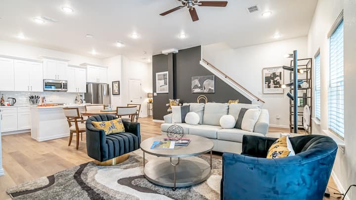 Walk To At&t | Modern Elegance + Rooftop Putting - Arlington, TX