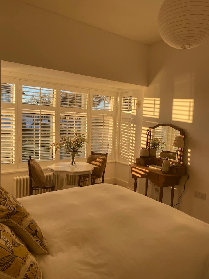 East Room. Double Bed And Shower. Great Location - Stornoway