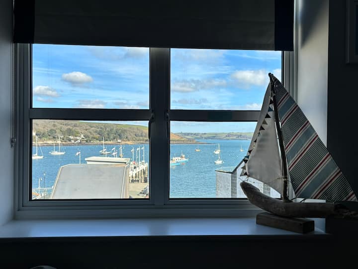 'Shorebird' Central Sea Front Apartment & Parking - Falmouth