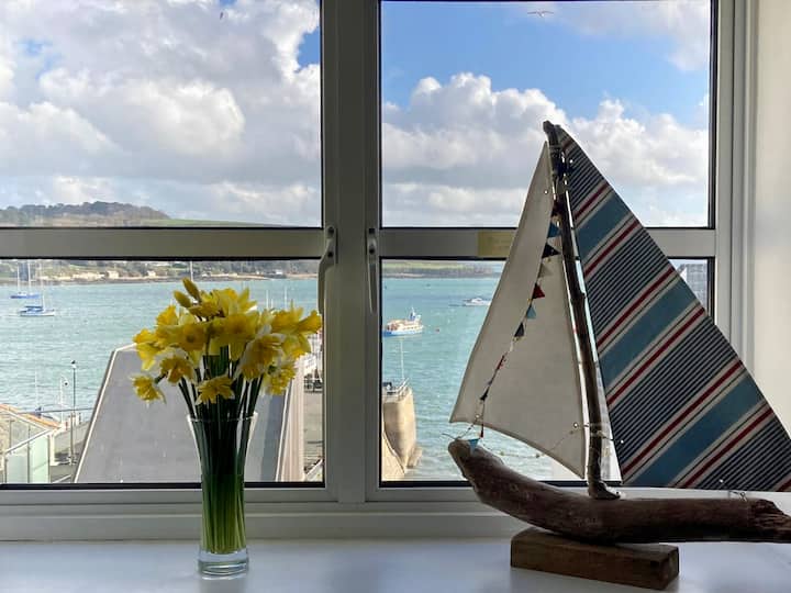 'Shorebird' Central Apartment, Sea Views & Parking - Penryn