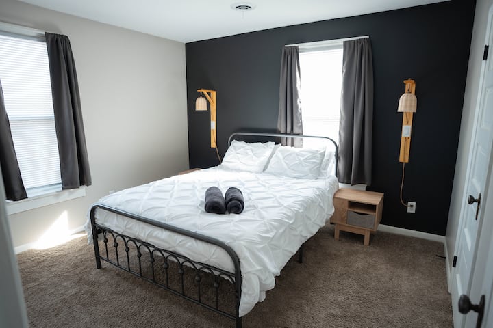 2 Cozy & Stylish Queen Beds In Fort Wayne - New Haven, IN
