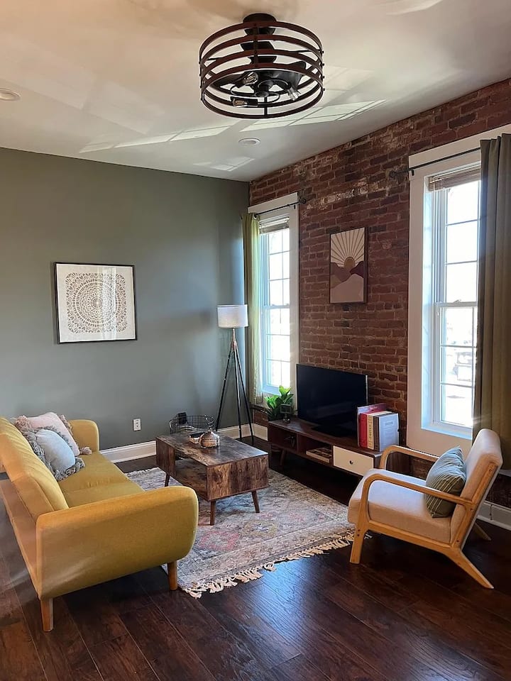 Downtown Apartment In The Park - Valparaiso, IN