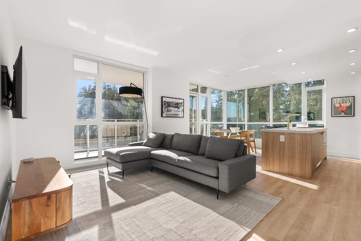 Sunny 2bd & Den - Forest, Views - North Vancouver