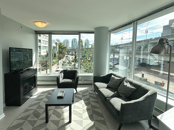 Central 4br Condo | City Views, Pool & Freeparking - Burnaby